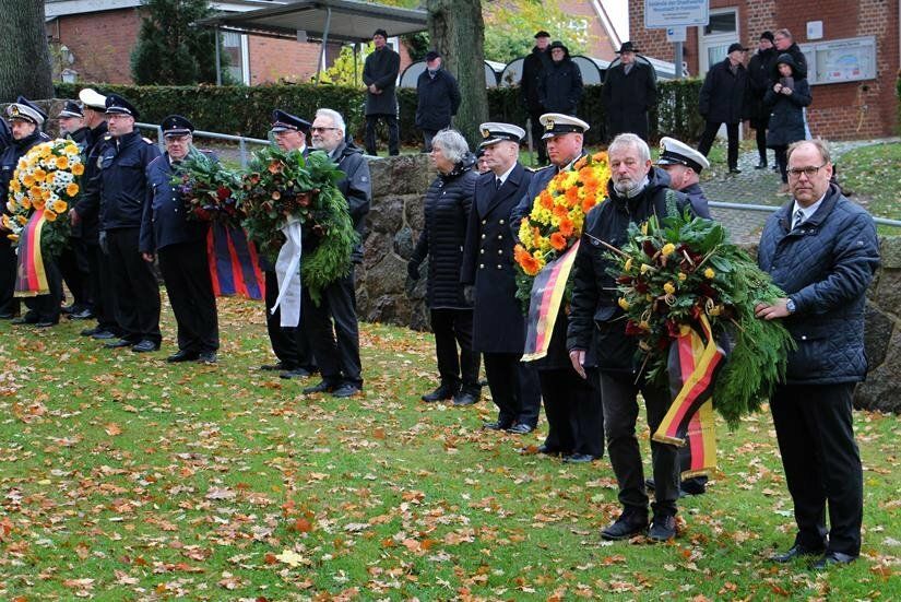 Volkstrauertag in Neustadt: Gedenken an Opfer von Gewalt und Krieg - Neustadt - der reporter