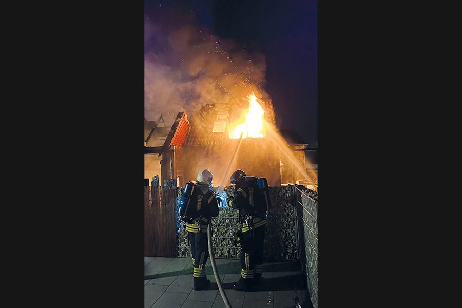 Über 250 Einsatzkräfte bei Großfeuer in Ratekau - Tdf. Strand - der ...