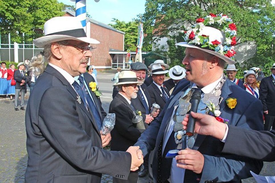 Tade Peetz „De Schoolmeester“ jetzt mit drei Amtsketten - Probsteer ...